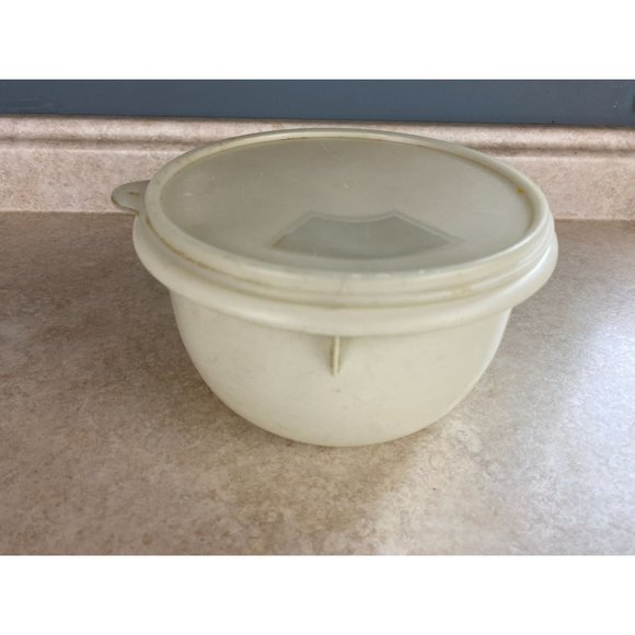 Tupperware | Kitchen | Tupperware Made In Canada 64 Fluid Ounce Storage ...